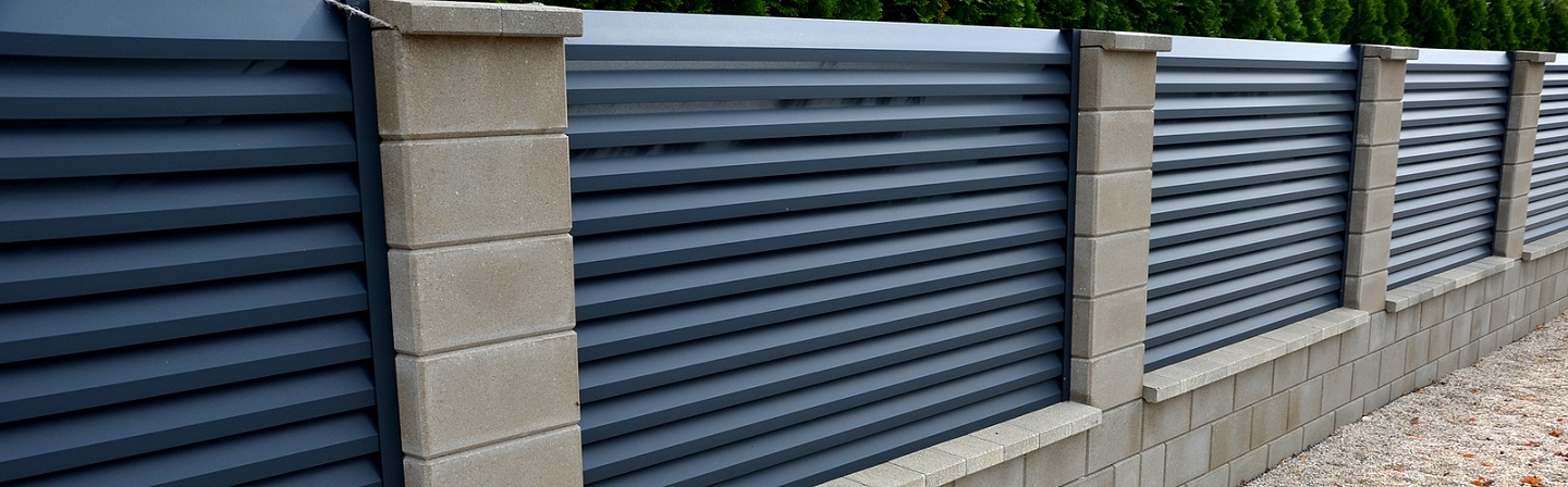 Stavba betonového plotu